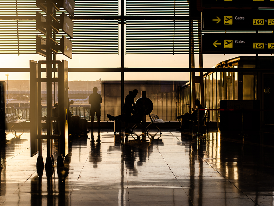 Puertas automáticas y controles de acceso para aeropuertos - Dintelar